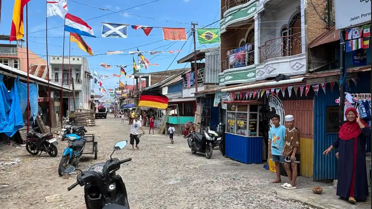 BERITA FOTO: Meriahnya Kampung Bola Pambusuang Polman Bendera Tim ...