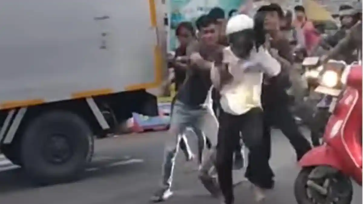 Viral Pak Ogah Keroyok Pengendara Sepeda Motor di Pesing Jakbar, Polisi ...