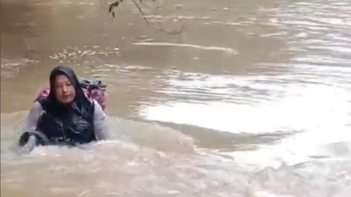 Viral, Kisah Perjuangan Bidan Seberangi Sungai Rela Bertaruh Nyawa Demi Obati Pasien di ...