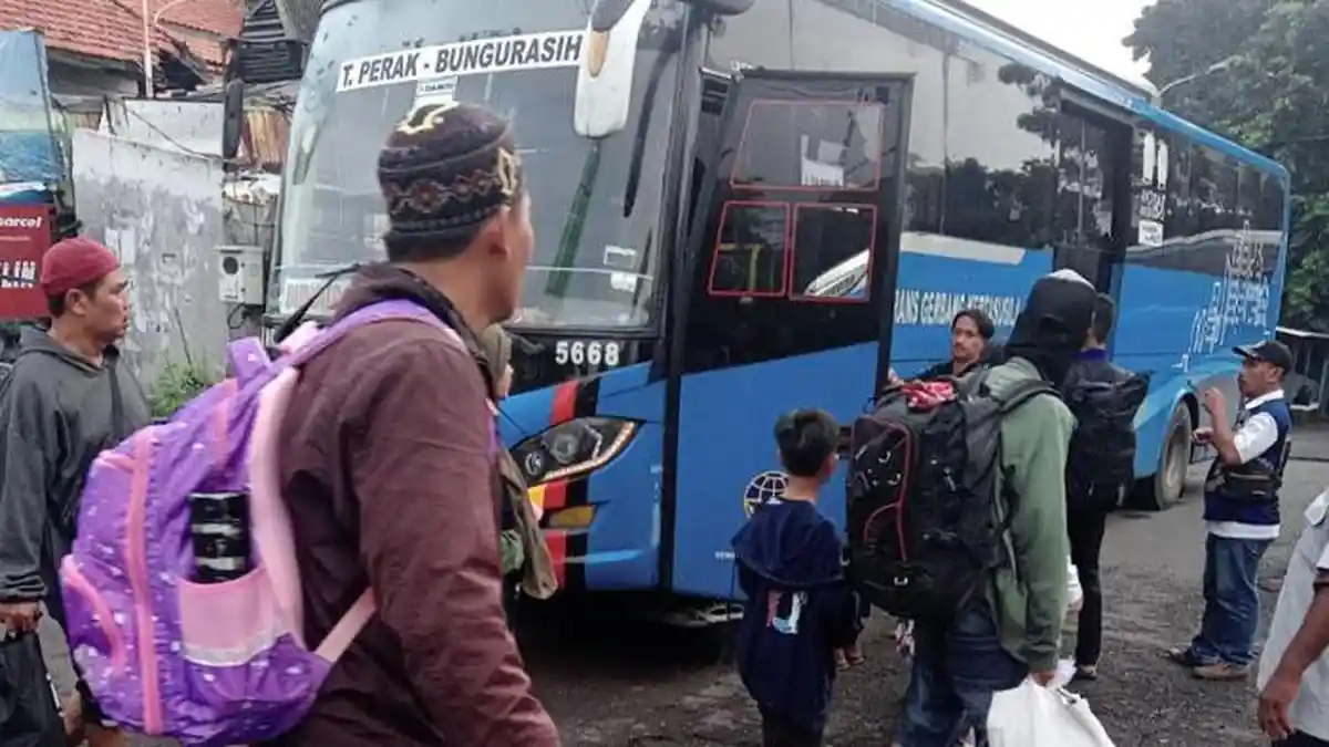 Cukup Bayar Rp 30.000, Pemudik Bisa Naik Bus AC Perak-Terminal Purabaya ...