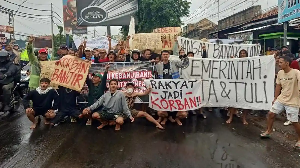 Korban Banjir Pekalongan Demo, 3 Pekan Banjir Masih Setinggi Dada ...