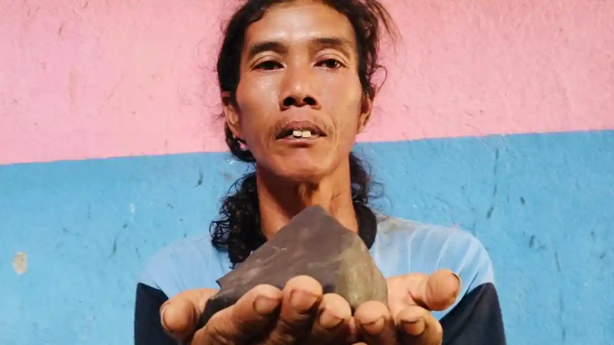 Siap Lepas Harga Tertinggi, Wasroni Warga Tegal Jual Batu Meteor 3 ...
