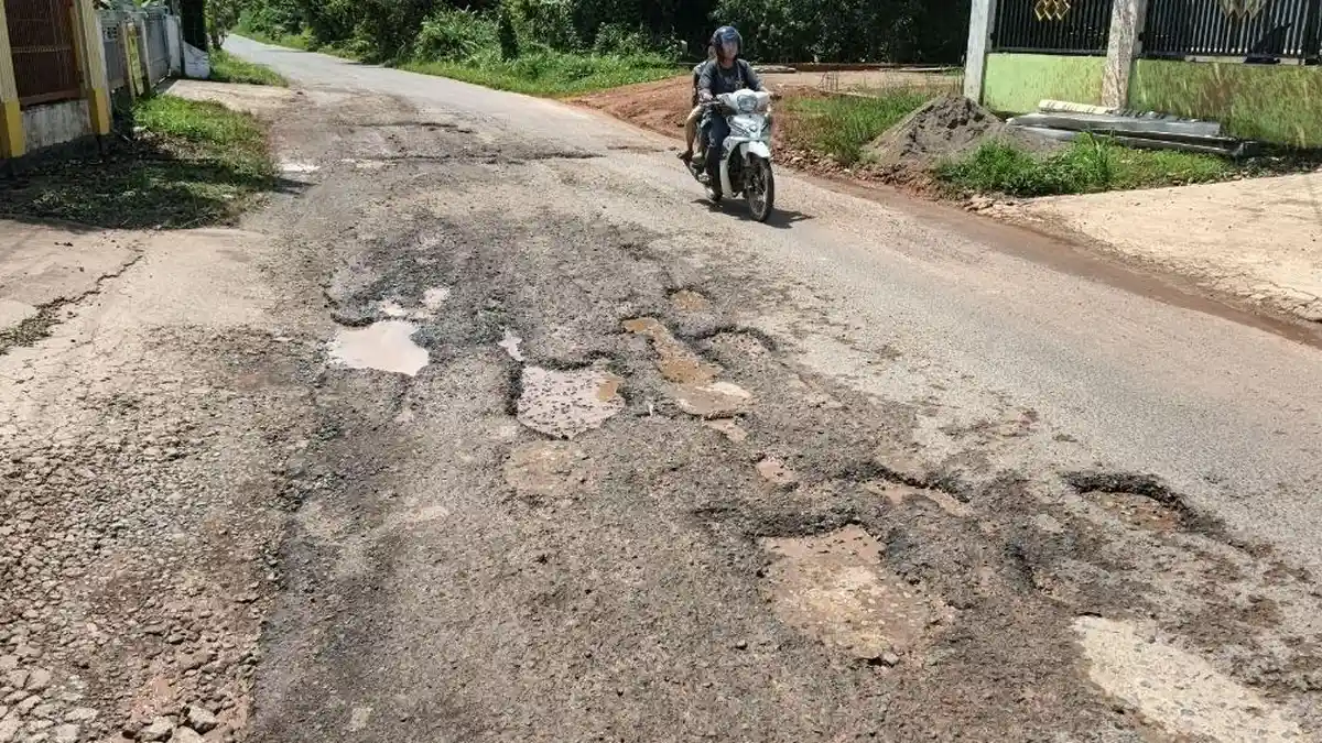 Jalan Kolonel H Nazom Nurhawi Sekayu Rusak Parah, Warga Keluhkan Banyak ...