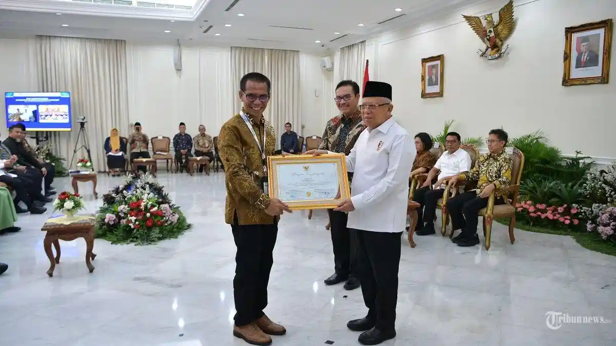 CEO Tribun Network Terima Penghargaan dari Wakil Presiden, Bantu ...