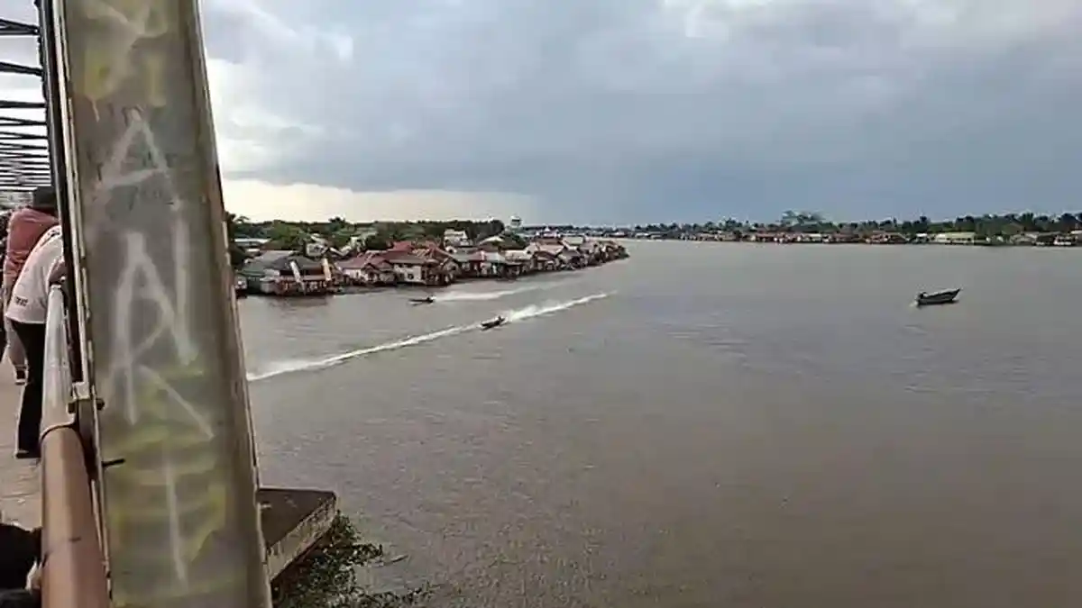 Serunya Lomba Balap Perahu Ces di Sungai Margasari Tapin, 35 Peserta ...
