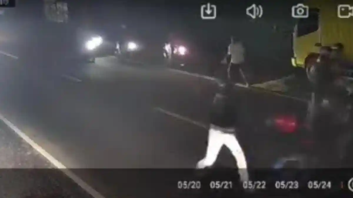 VIRAL, Aksi Tawuran Remaja Bersenjata Tajam di Cimalaka Sumedang ...