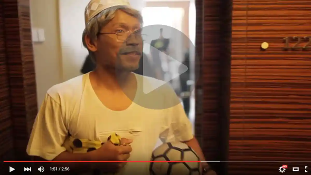 VIDEO - Kocak, Andik Vermansyah Nyamar Jadi Kakek Lalu Main Futsal ...