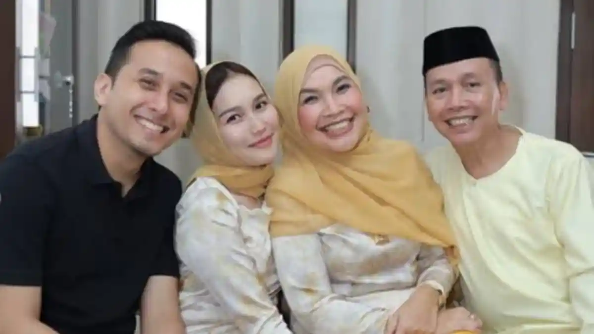 Kedekatan Kevin Gusnadi dengan Ayah Rozak, Ibu Ayu Ting Ting Pamer Foto ...