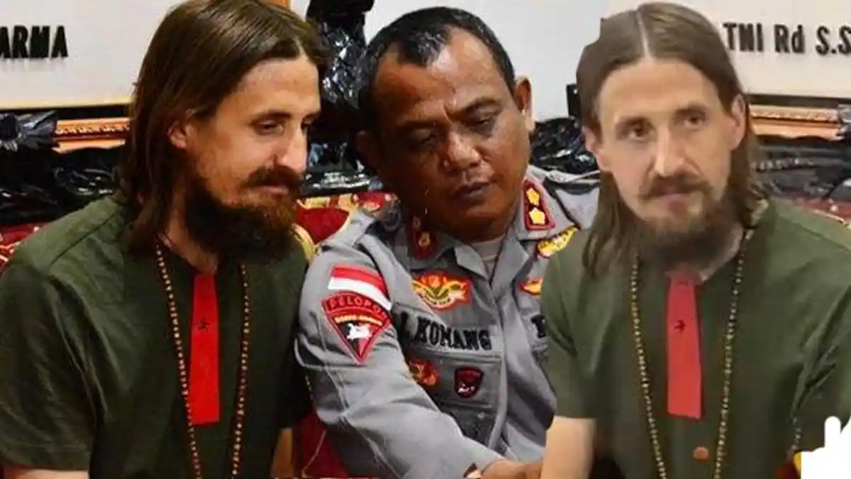 Pilot Susi Air Philip Mark Mehrtens Menangis Video Call dengan Keluarga ...