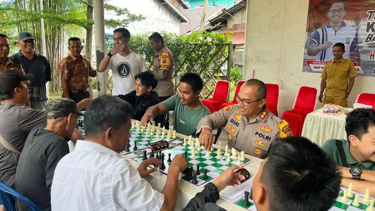 Kapolres Batola Antusias Tanding Catur Lawan Warga di Taman Pasar Baru ...