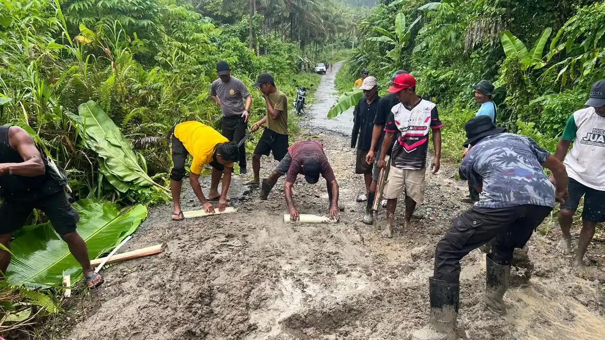 Puluhan Tahun Rusak, Polisi dan Warga Gotong Royong Cor Jalan ...