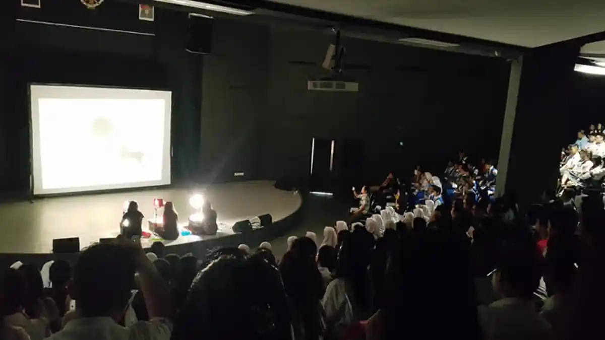 UK Petra Surabaya Gelar Seni Wayang Gunakan Overhead Projector ...