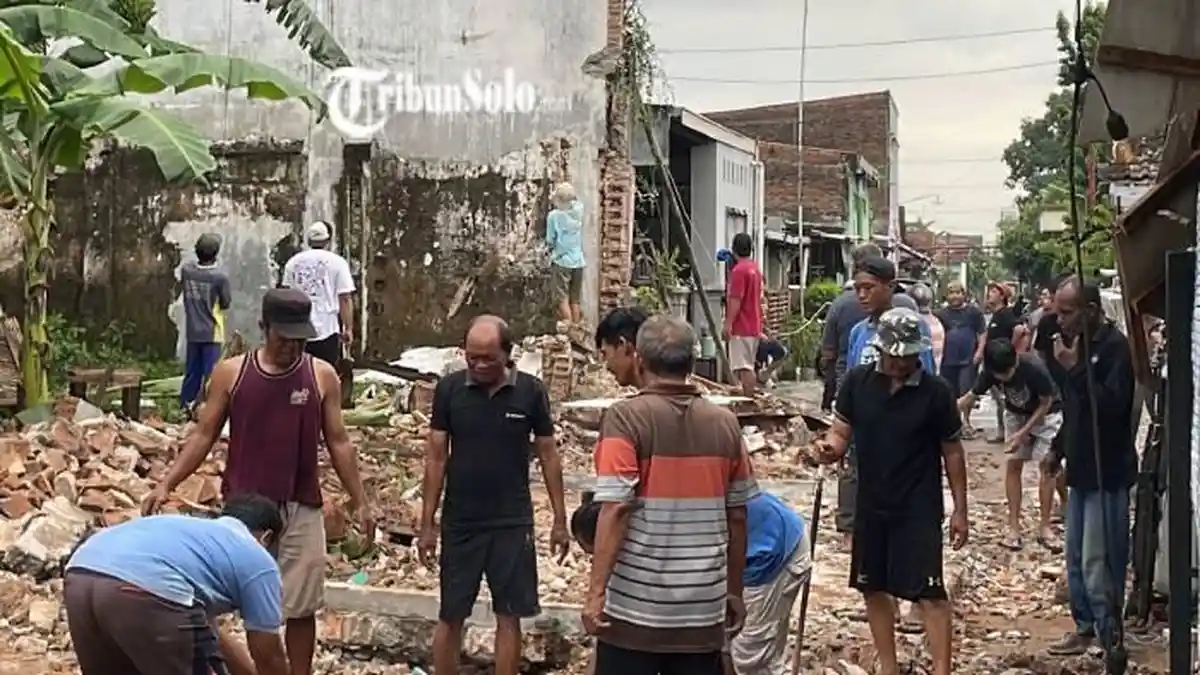 Hujan Deras Disertai Angin Kencang Landa Kartasura Sukoharjo, Tembok ...