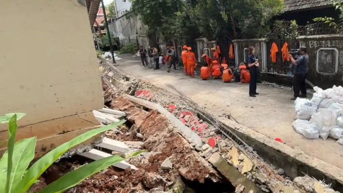 Tembok SDN 08 Tebet Barat Ambruk, Perbaikan Ditargetkan Rampung Pekan ...