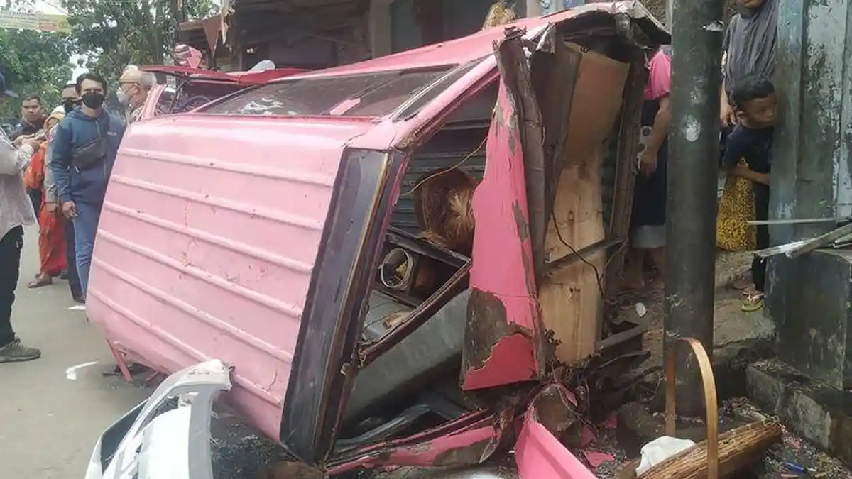 Viral Video Emak-emak Bawa Xpander Tabrak Angkot hingga Ringsek, Begini ...