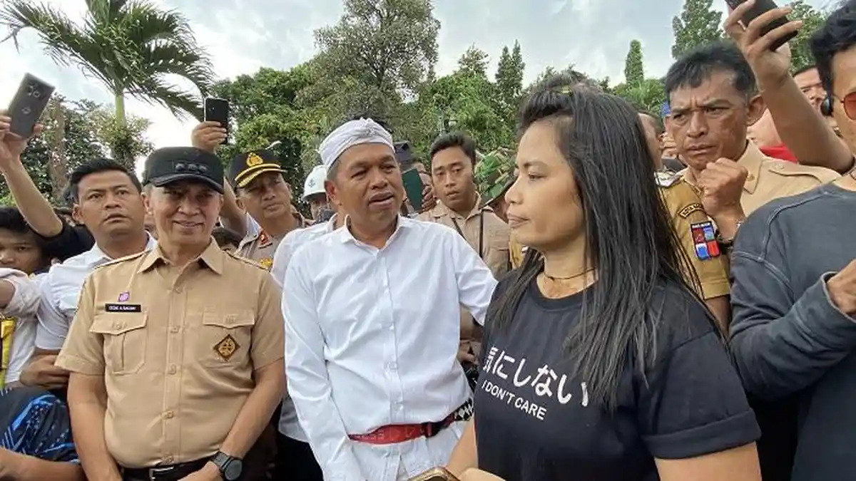 Dedi Mulyadi Tinjau Jalan Amblas Mbah Dalem Batutulis Bogor, Ibu-Ibu ...