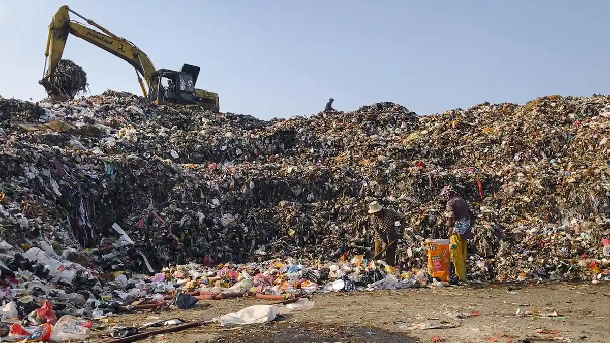Mengintip Kapasitas TPA Ciangir, Titik Akhir Teror Sampah di Kota ...