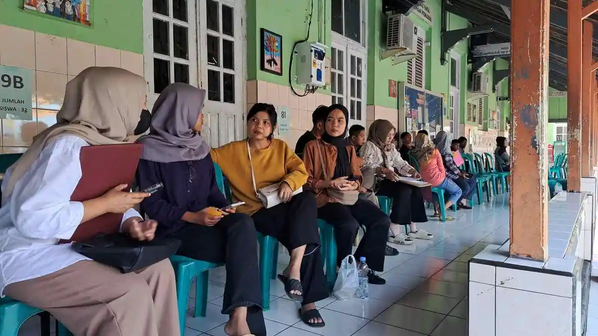 SMPN 2 Purwokerto Bagikan Amplop kepada Siswa yang Lolos SPMB, Bukti ...