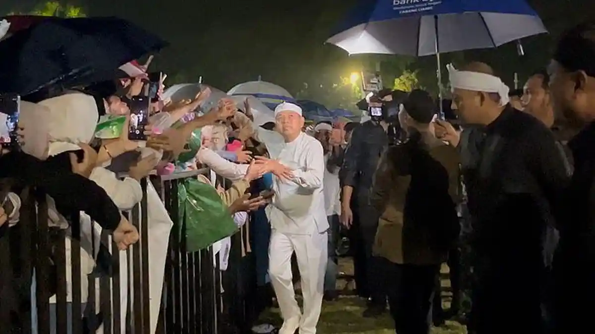 Hujan Deras Tak Halangi Warga Kawali Saksikan Kirab Mahkota Binokasih ...