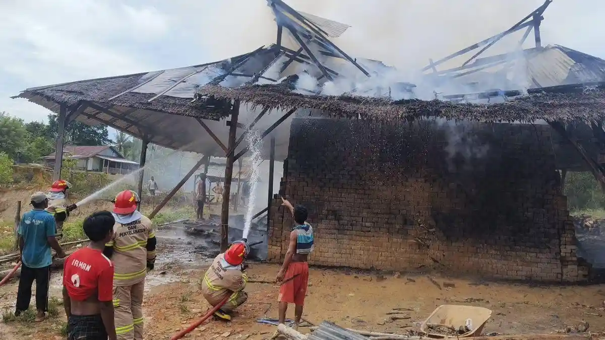Rumah Produksi Batu Bata di Nunukan Ludes Terbakar, Atap Ambruk Saat ...