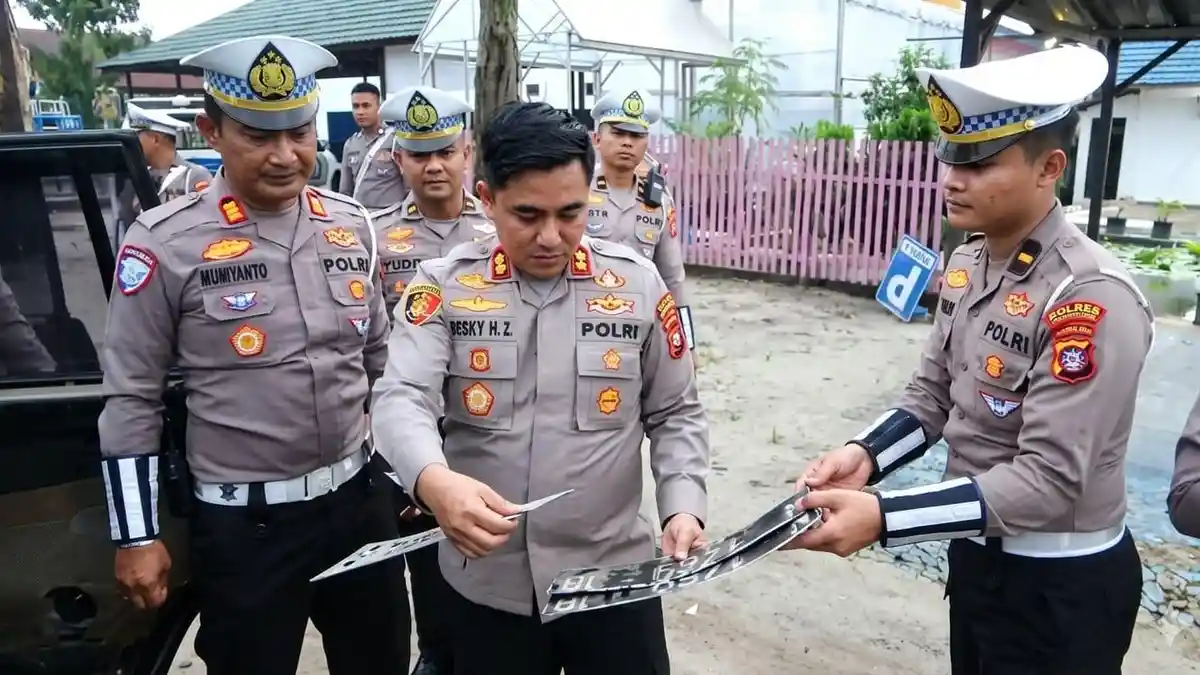 Anggota Polres Kotim Razia Pelangsir BBM di Sampit, Ditemukan 8 Mobil ...