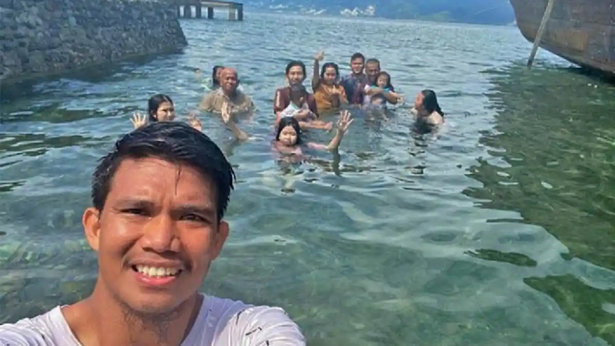 Cara Unik Sandi Sute Mengikuti Anjuran Berjemur - Wartakotalive.com