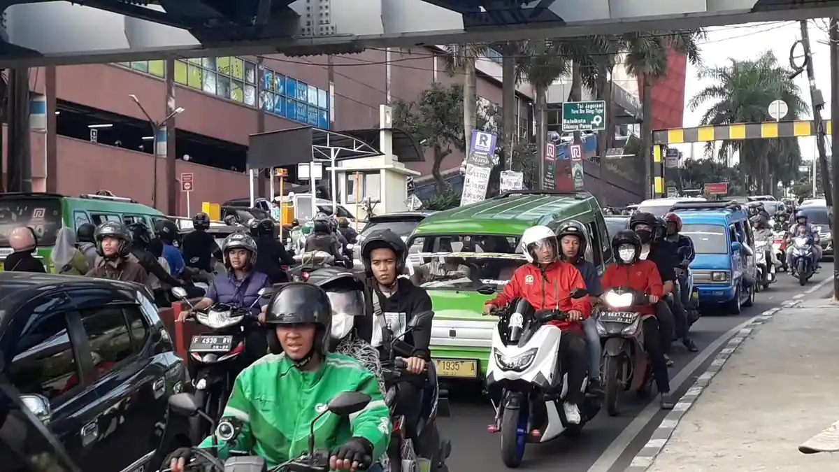 Warga Kota Bogor Tumpah Ruah ke Jalan, Kawasan Otista dan Simpang BTM ...