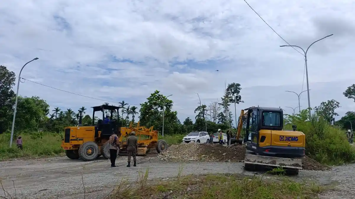 Pemalangan Jalan di Jalur Petrosea Menuju Bandara Mozes Kilangin Timika ...
