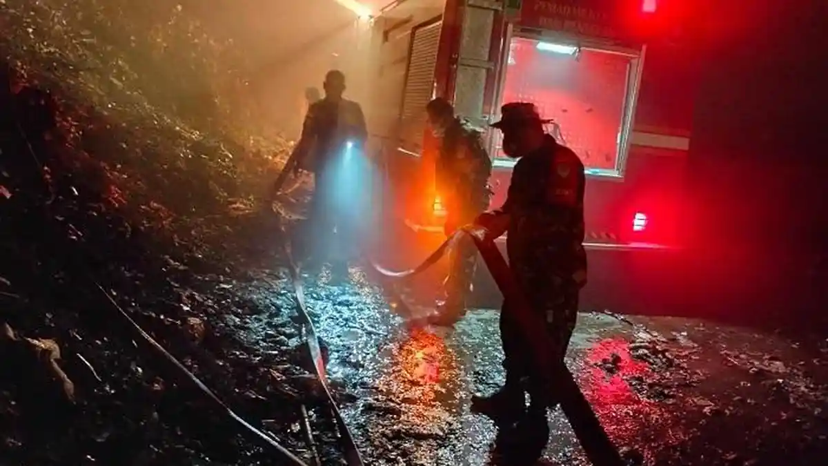 Kebakaran TPAS Jalupang Karawang Sudah Mulai Padam, Pembuangan Sampah ...