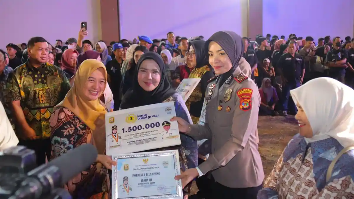 Polwan Polresta Bandar Lampung Juara 3 Vocal Group HUT Bandar Lampung ...