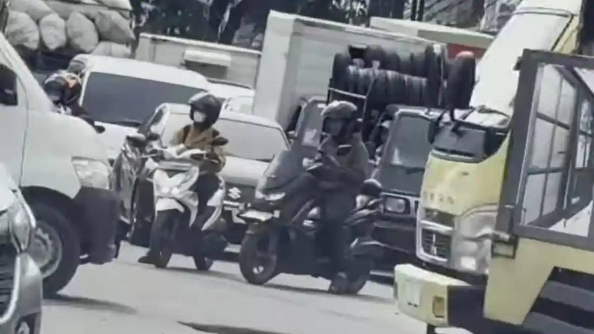 Pengendara Keluhkan Jalan Berlubang di Simpang Empat Mandala By Pass ...