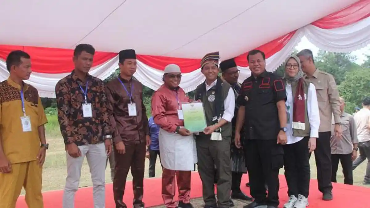 Hak Kelola Masyarakat Adat Diakui, Menteri Kehutanan Serahkan SK ...