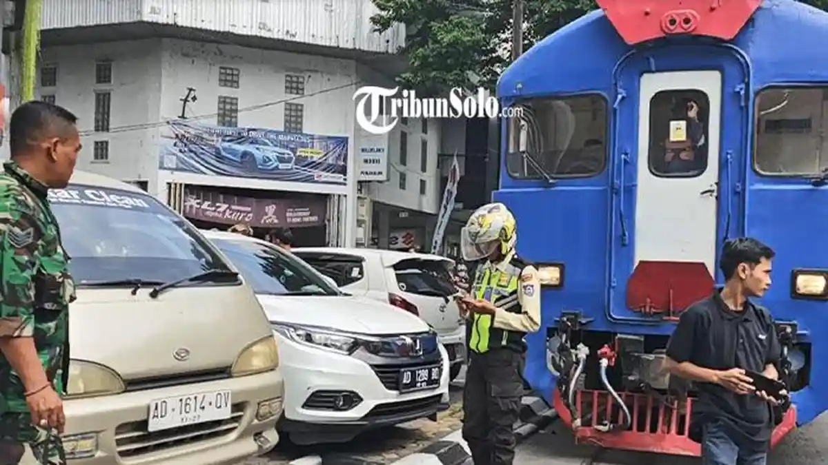 Mobil Nyaris Ditabrak KA Batara Kresna di Jalan Slamet RIyadi Solo ...