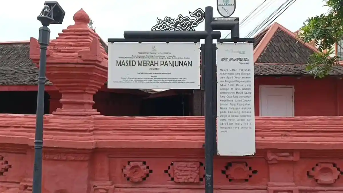 Filosofi Atap Rendah Masjid Merah Panjunan: Simbol Tawadhu di Balik ...