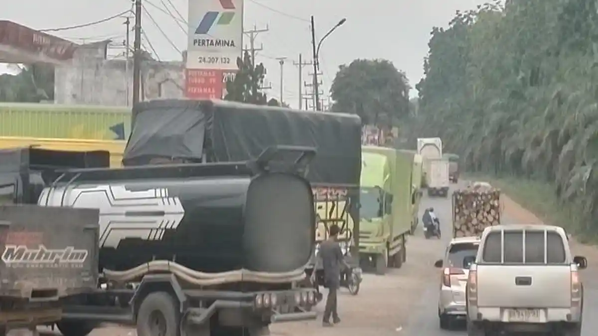 Demi Dapatkan Solar, Sopir Truk di Banyuasin Rela Menginap di SPBU ...