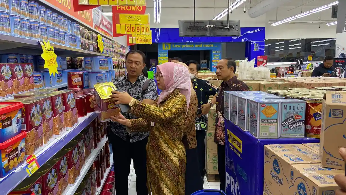Pastikan Produk Aman saat Lebaran 2023, Petugas Gabungan Monitoring ...