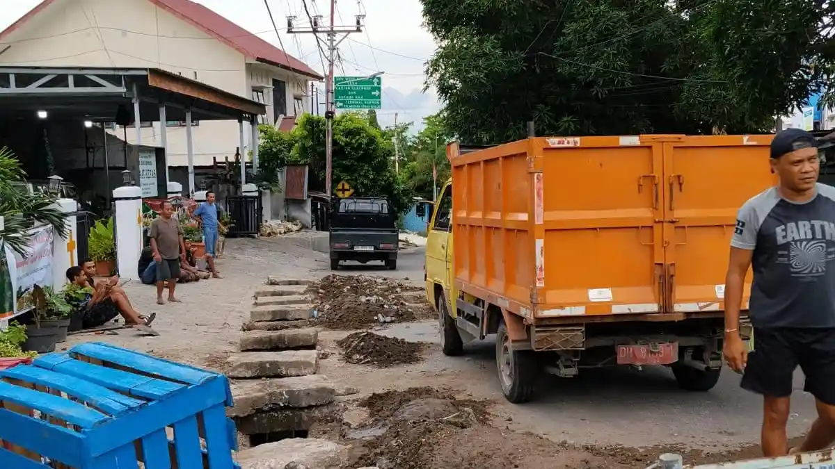 Pemuda GMIT Kefas Gotong Royong Bersihkan Saluran Drainase - Pos-kupang.com