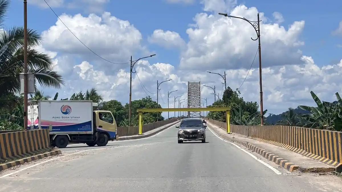 Dampak Jembatan Mahulu Ditutup, Aptrindo: BBM Bengkak, Truk Harus Antre ...