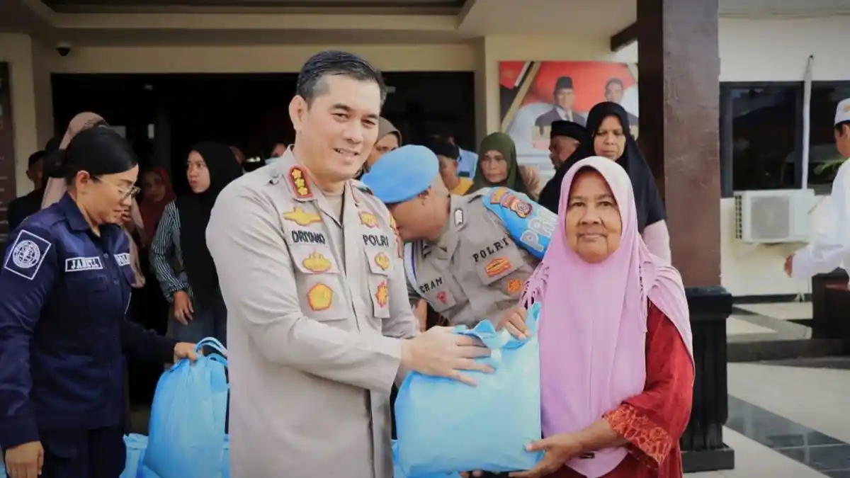 Polresta Ambon Gelar Kegiatan Sosial, Bagikan Sembako dan Santunan tuk ...