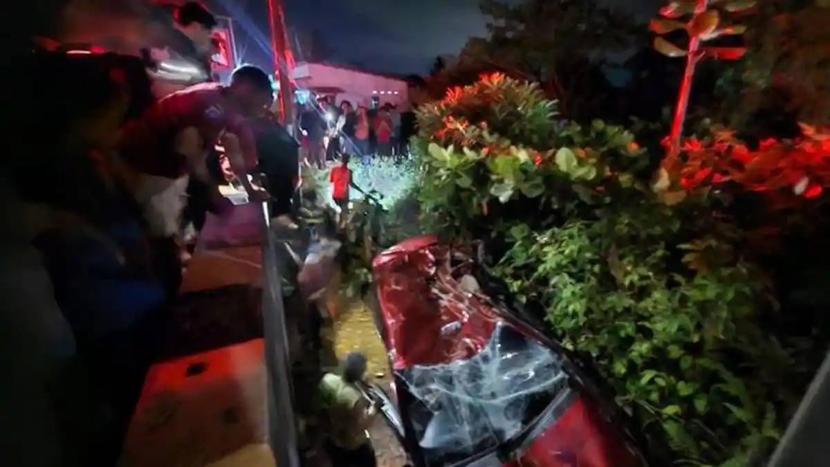 Dua Mobil Rusak Parah dalam Kecelakaan di Caraka Banjarbaru, 4 Korban ...
