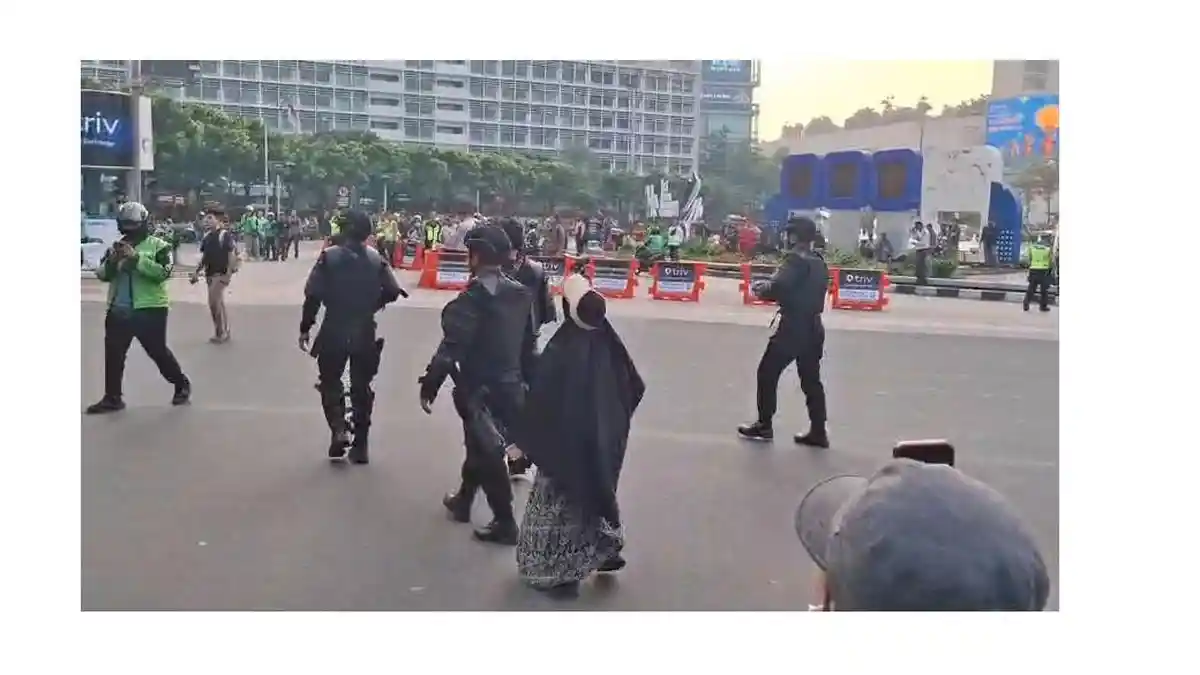 Doa Ibu-ibu ke Polisi Bersenjata Gas Air Mata di Demo Bundaran HI ...