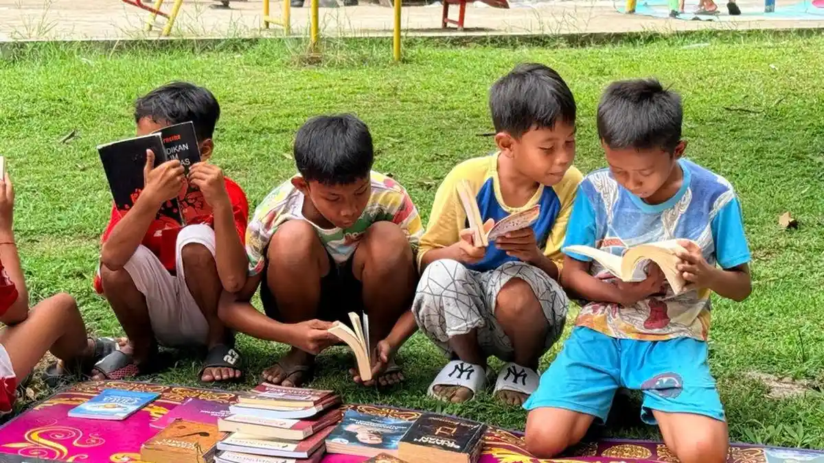Lapak Baca Gratis di Taman Pintar Tenggarong Kukar, Anak Muda Lawan ...