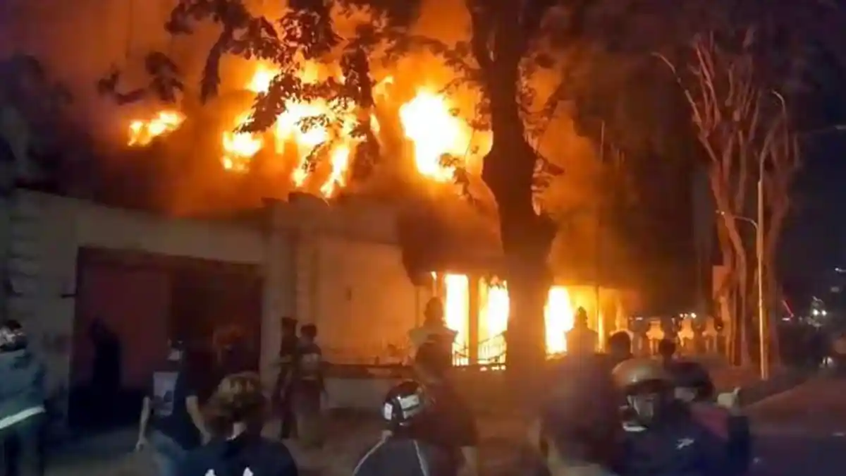 Breaking News - Massa Bakar Gedung Negara Grahadi, Aksi Demo di ...