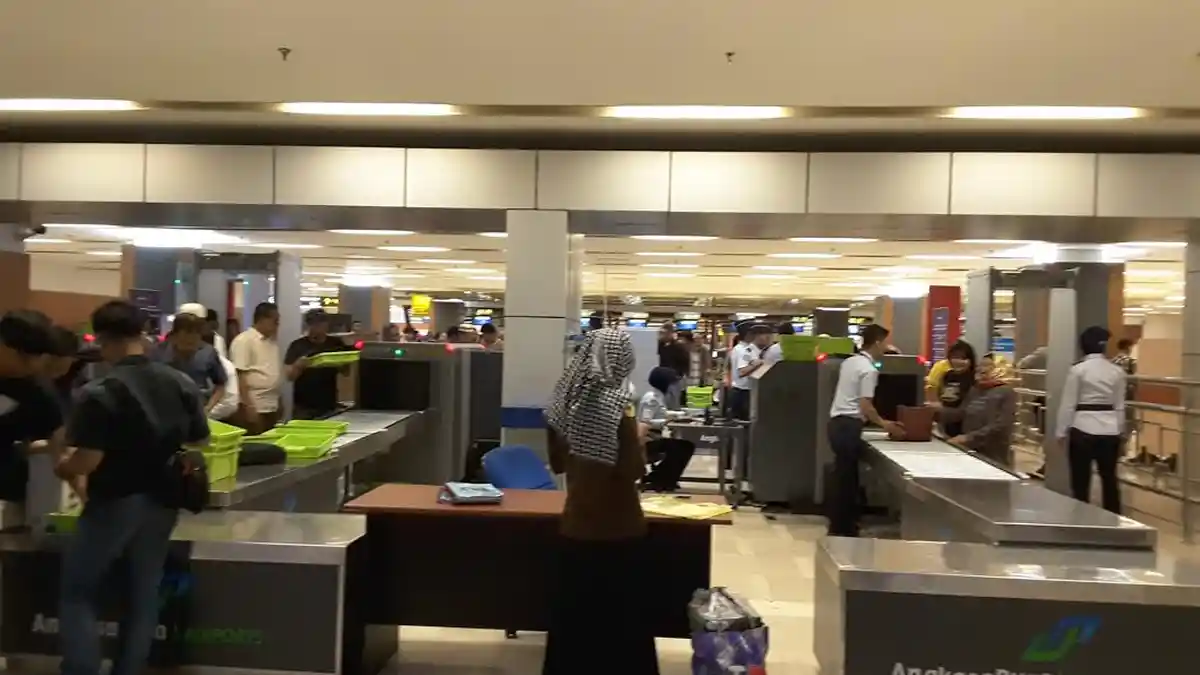 Security Check Bandara Sultan Hasanuddin, Penumpang Pria dan Wanita ...