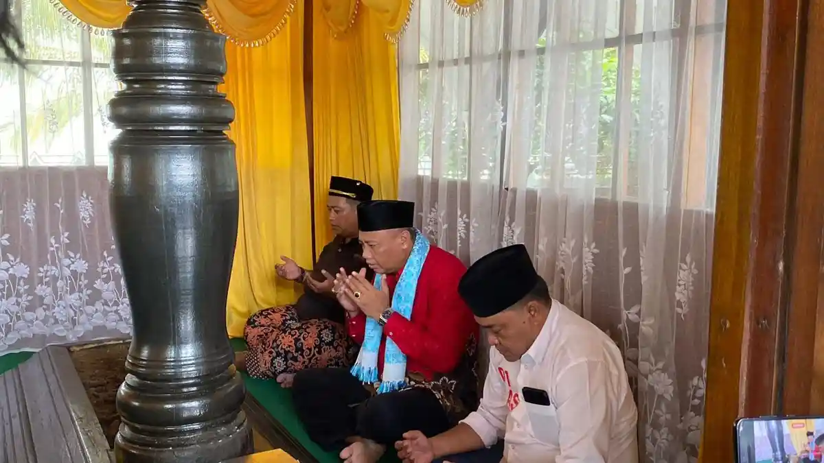 Didi Tasidi Ziarah ke Makam Raja Kutai Kartanegara, Minta Restu Jadi ...