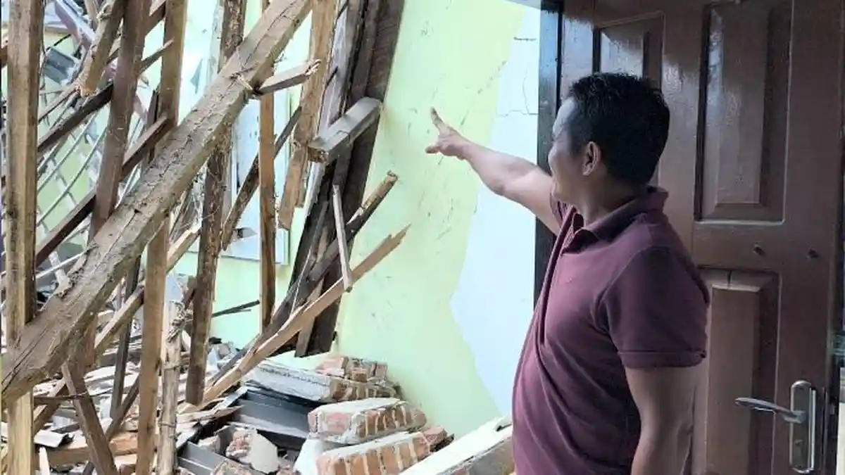 Atap Dua Ruangan di SMAN 1 Lingsar Ambruk, Tidak Ada Korban Jiwa ...