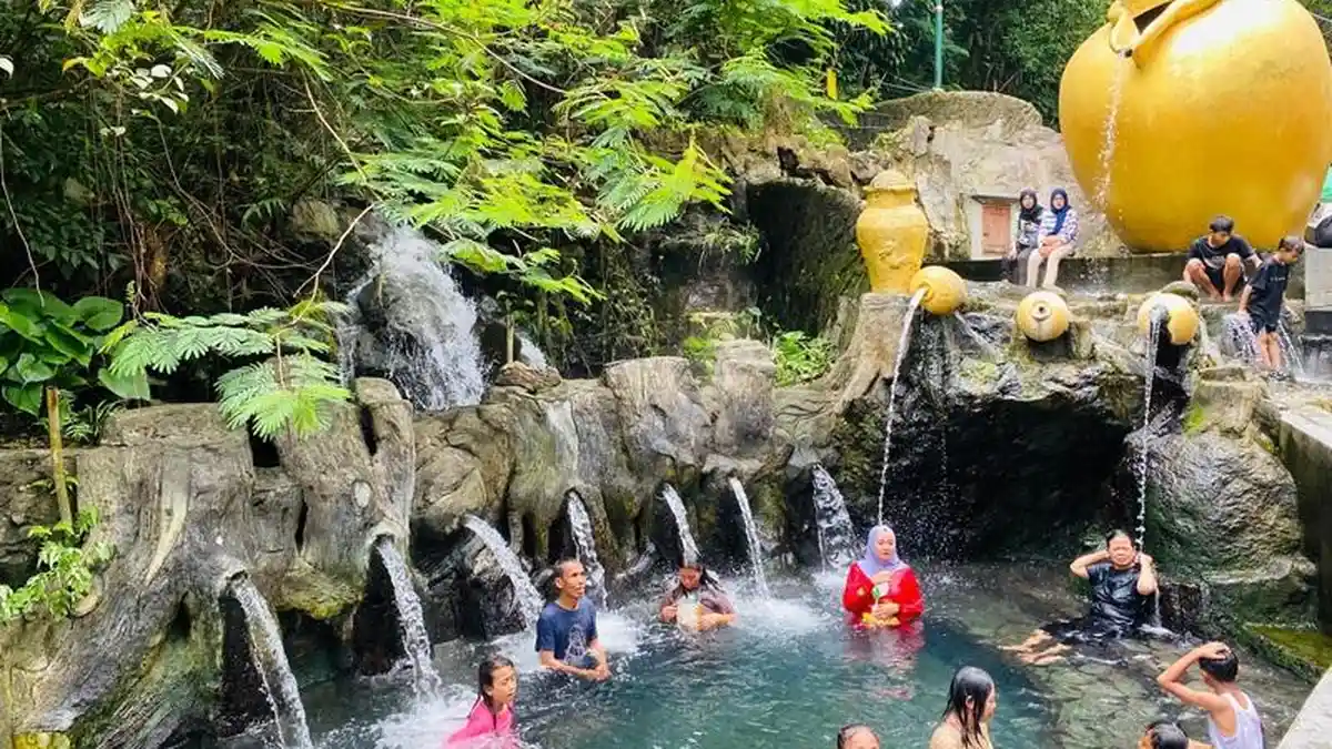 Berkunjung ke Pemandian Air Panas Pancuran 13 Guci Tegal, Ini 9 Tata ...