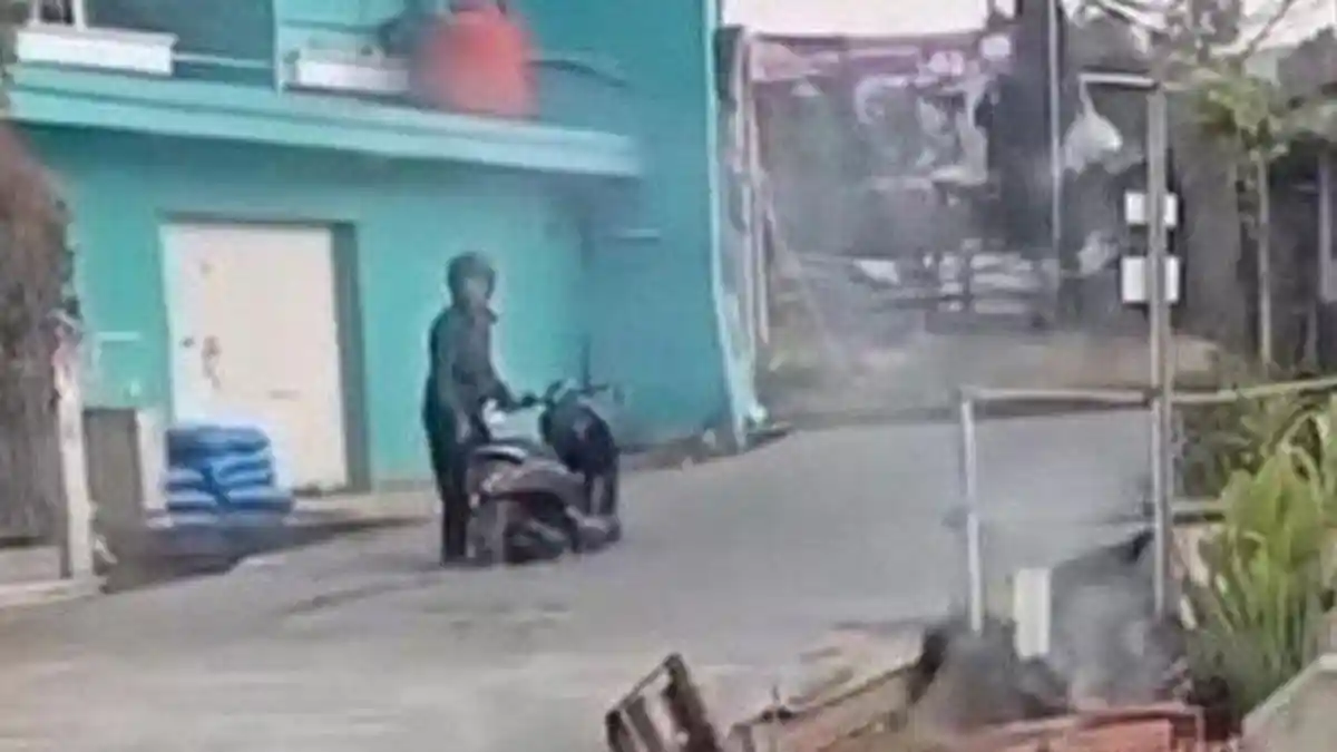 Pengendara Terobos Jalan Baru yang Masih Dicor, Motor Nyangkut Tak Bisa ...
