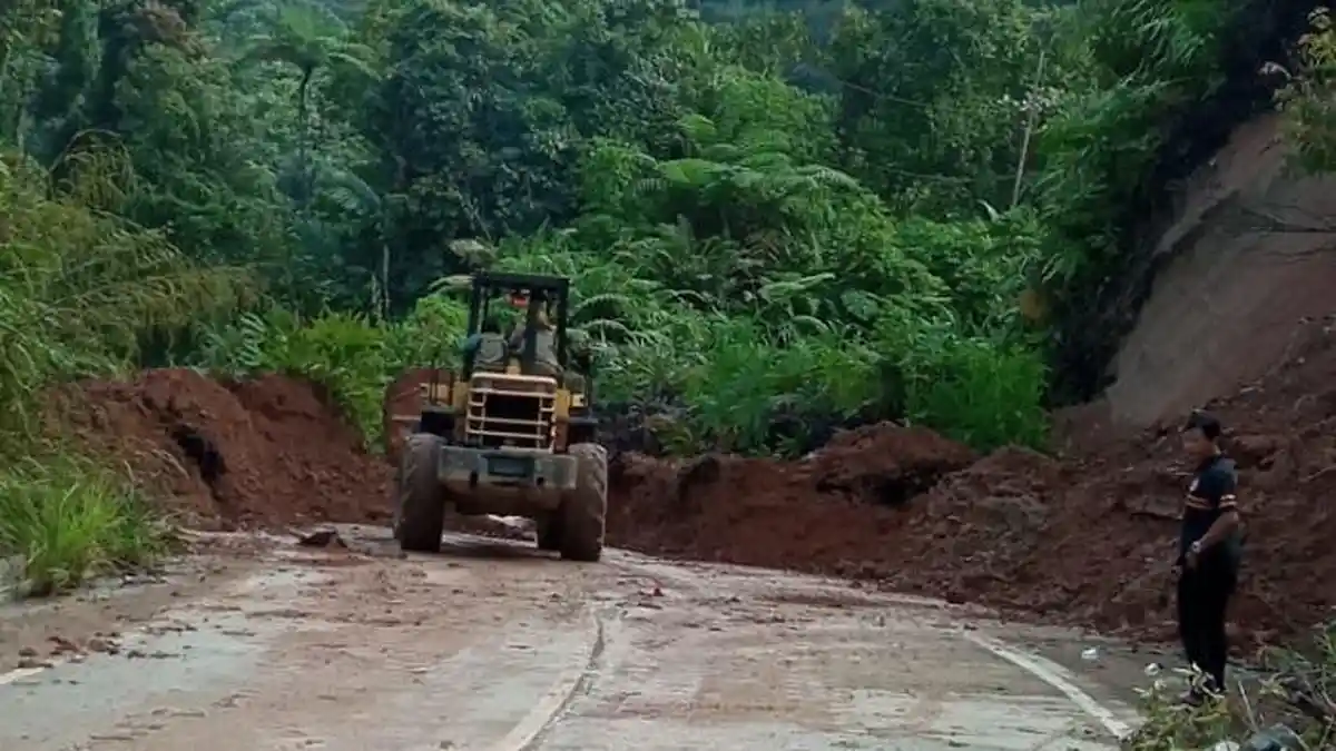 Kerahkan Alat Berat, Longsor di Jorong Tandai Solok Selatan Sudah Bisa ...