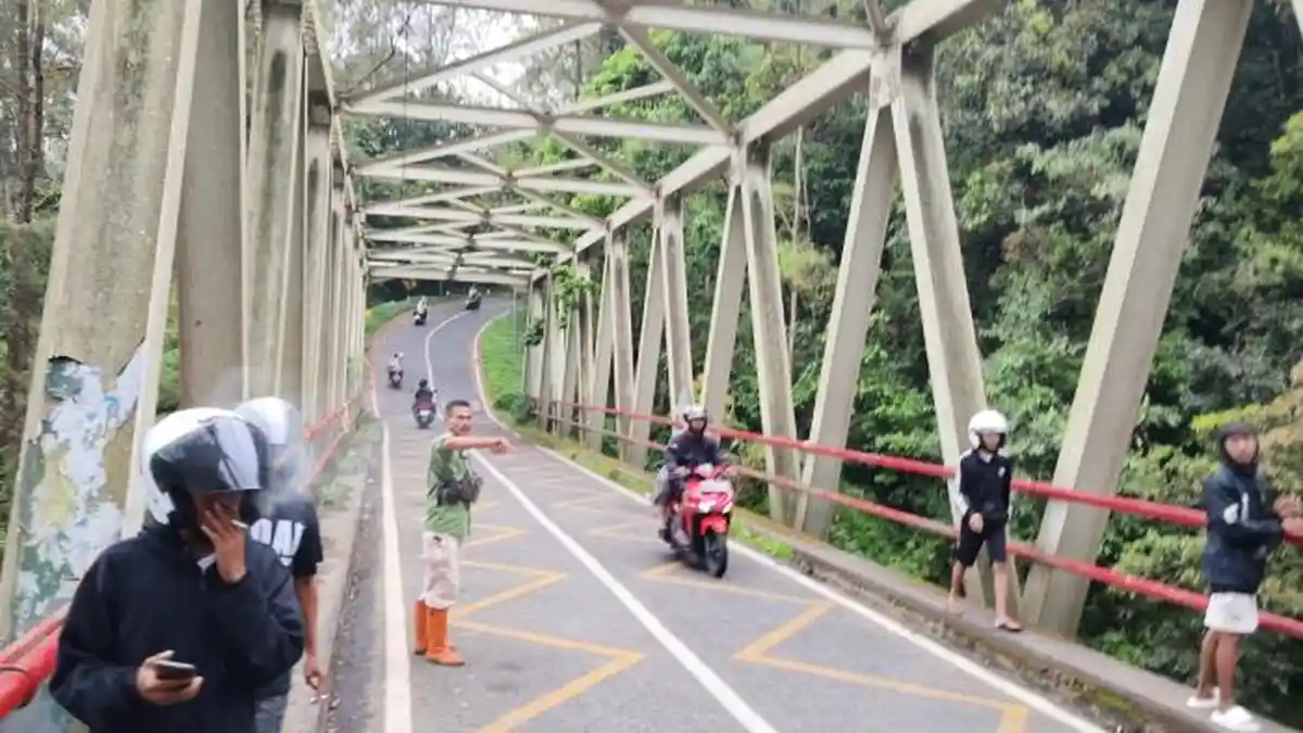 Wisatawan Nekat 'Nongkrong' di Jembatan Cangar Dibubarkan, Abaikan ...